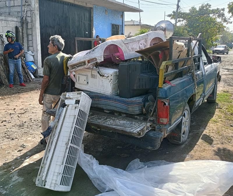 ¡DETIENEN A CHATARREROS! *UN VECINO SE PERCATÓ Y LE AVISÓ A LA ...