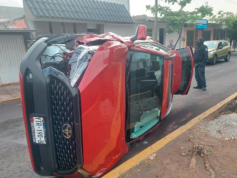 Le Pega Estacionado Y Termina Volcado