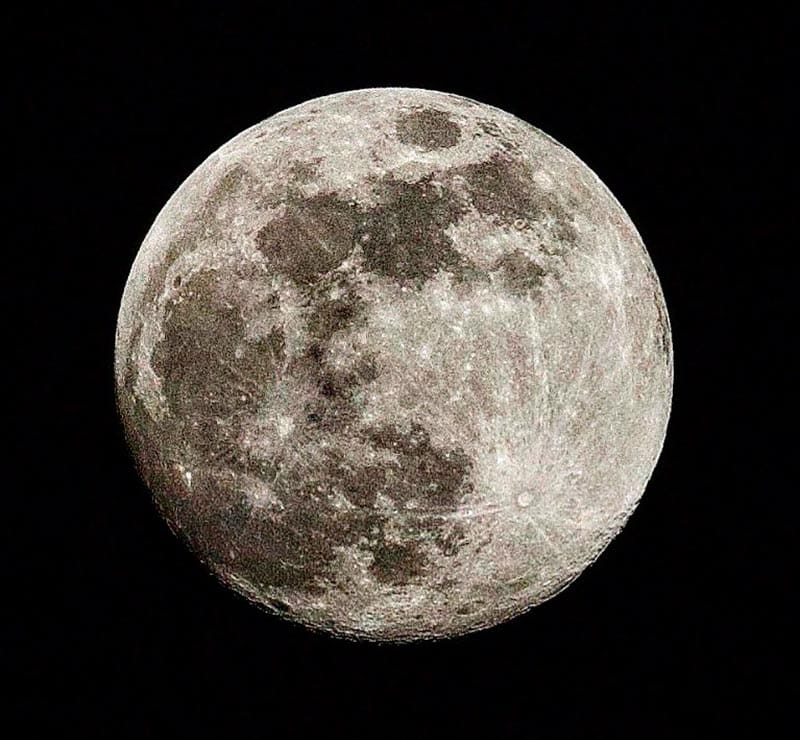 LA LUNA CASI LLENA...