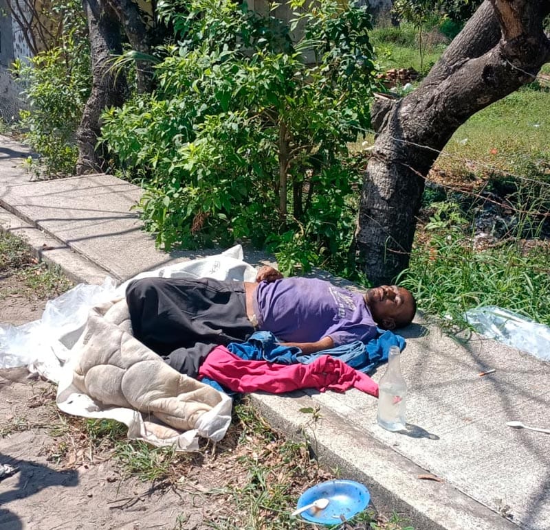 ¡HOMBRE FALLECE EN LA BANQUETA!