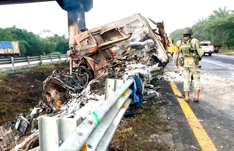 ¡POR PESTAÑAZO VOLCÓ Y SE INCENDIÓ TRÁILER!