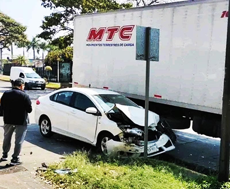 ¡CHOCA CON ‘MONSTRUO’ Y SE DESBARATA COCHE DE LUJO!