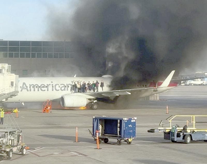¡AVIÓN DE AMERICAN AIRLINES SE INCENDIA EN AEROPUERTO DE DENVER!