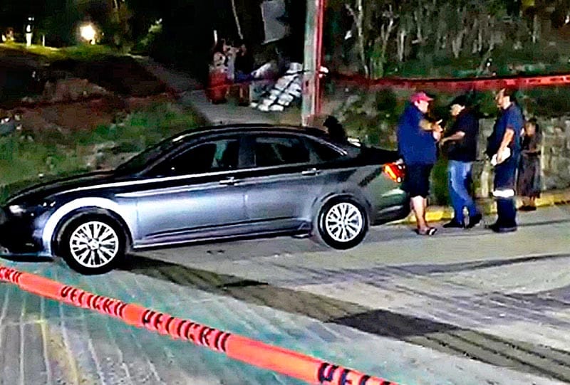 ¡LOCALIZAN MUERTO A HOMBRE EN UN AUTO!
