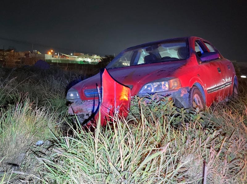 ¡CONDUCTOR SE QUEDA ATORADO EN UNA LOMA!