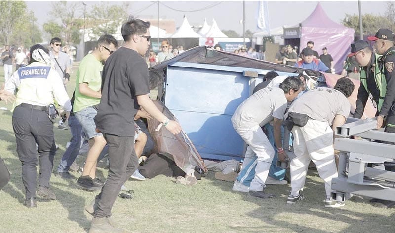 ¡MUEREN DOS FOTOPERIODISTAS TRAS COLAPSO DE ESTRUCTURA EN FESTIVAL CEREMONIA!