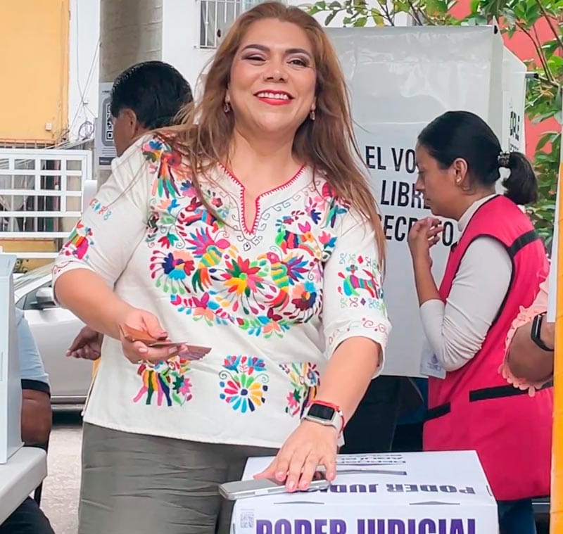¡LISBETH VOTA EN LA ELECCIÓN DEL PODER JUDICIAL!