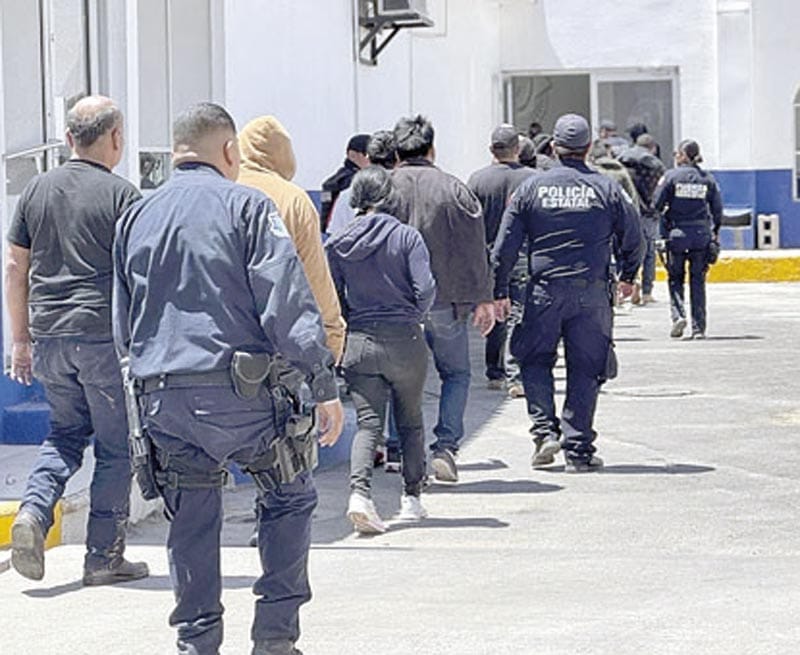 ¡CAEN “POLLEROS” QUE TRASLADABAN A 40 MIGRANTES!