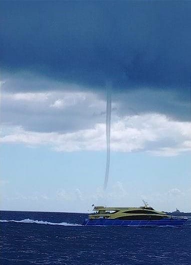 ¡IMPRESIONANTE! - TROMBA MARINA SORPRENDE A PLAYA DEL CARMEN