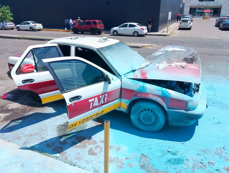 ¡SE CHAMUSCÓ TAXI POR UN ‘CORTO’!