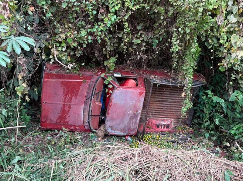 ¡SALIÓ “VOLANDO” DE LA CARRETERA Y TERMINÓ VOLCADO!
