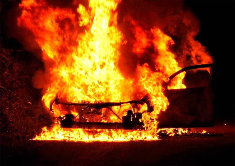 ¡SE CHAMUSCÓ AUTOMÓVIL DE TRABAJADOR DE PEMEX!