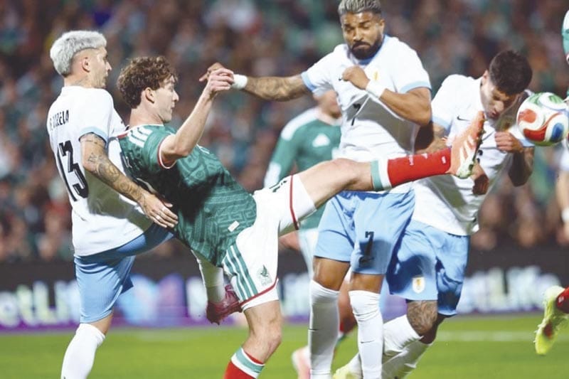 ¡ABURREN…! - Y LOS ABUCHEAN..