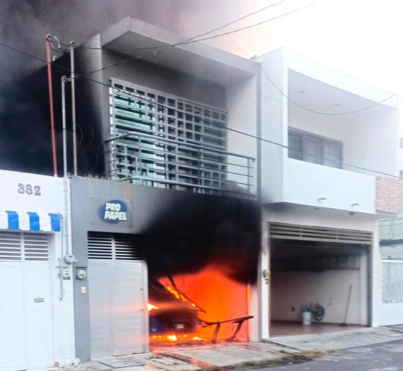 ¡SE CHAMUSCÓ GARAJE DE VIVIENDA EN BOCA DEL RÍO!