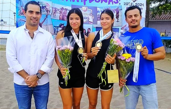 ¡RECIBEN A LAS BICAMPEONAS! - *La gemelas Giselle y Vanessa Chay estuvieron en la escuela de ...