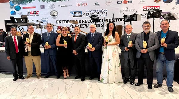 ¡LOS PREMIAN! - APLAUSOS