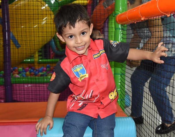 FESTEJA RODRIGO CON “RAYO MCQUEEN”!